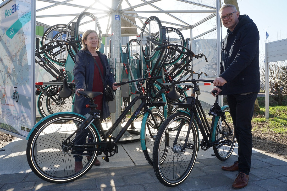 Deelfietsen moeten IJsselsteiner overhalen het ov te gebruiken | Foto ...