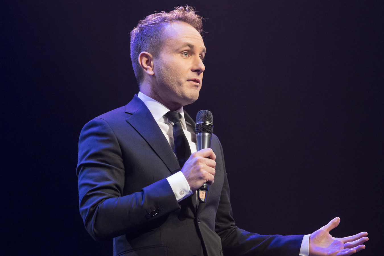 Zo gaat tv-presentator Bart Nolles eenzaamheid onder ouderen te lijf ...