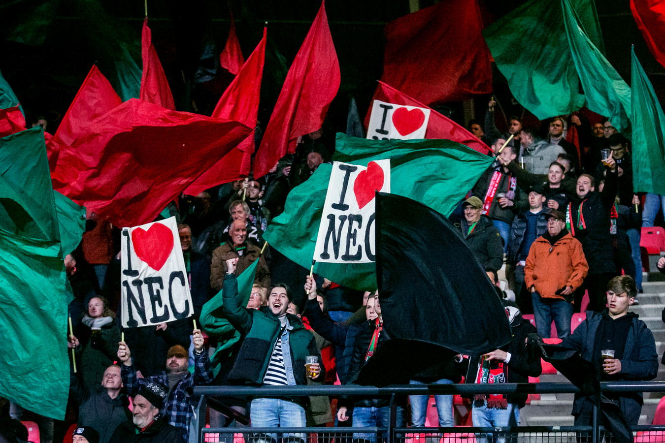 Wel Vitesse-vlag op Arnhemse bussen, geen NEC-vlaggen in Nijmegen ...