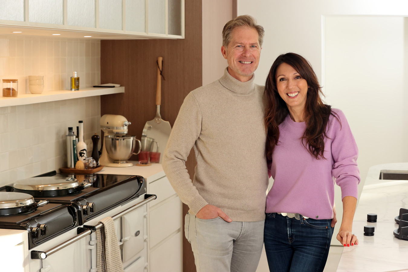 Sandra Bekkari kijkt samen met verloofde Peter bezorgd naar 2022: “Ons ...