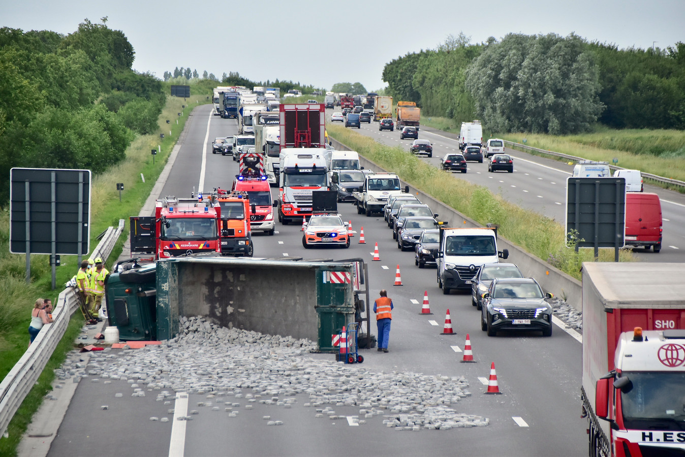 Vrachtwagen met kasseistenen kantelt na klapband: lange file in ...