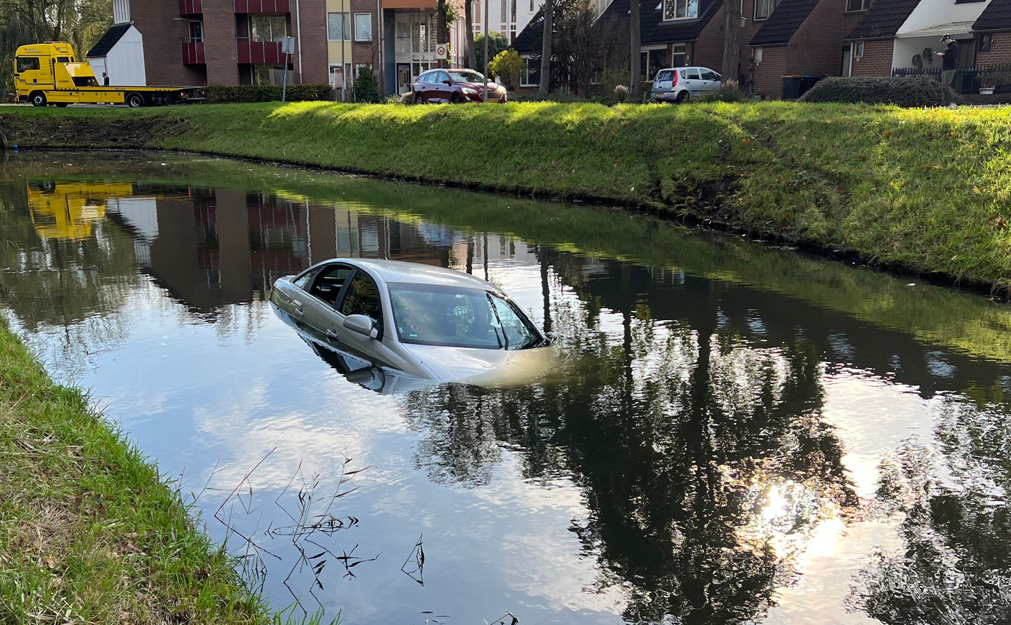 Tussen de vissen: man (21) rijdt auto in sloot Deventer | Foto ...