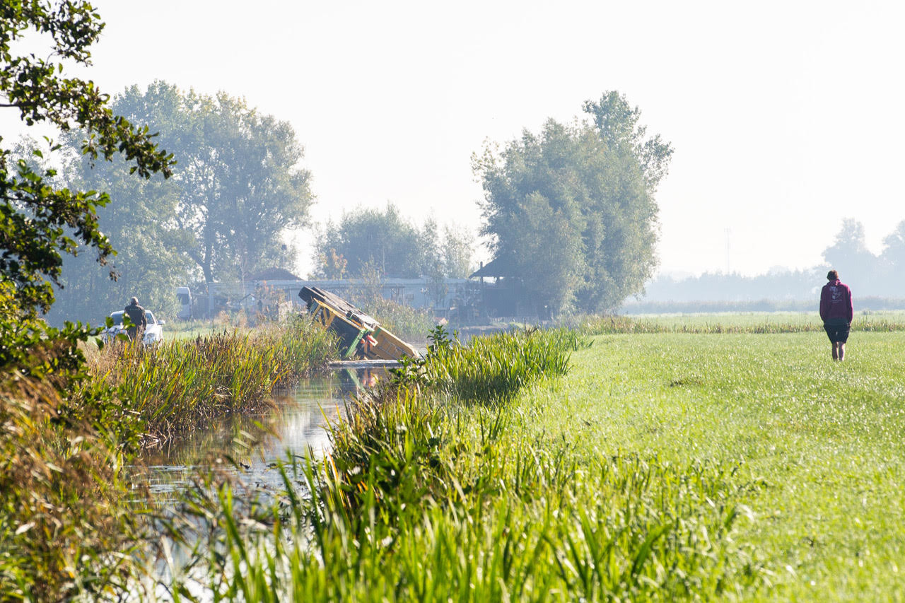 Kraanwagen zakt weg in de sloot bij Kamerik | Foto | AD.nl