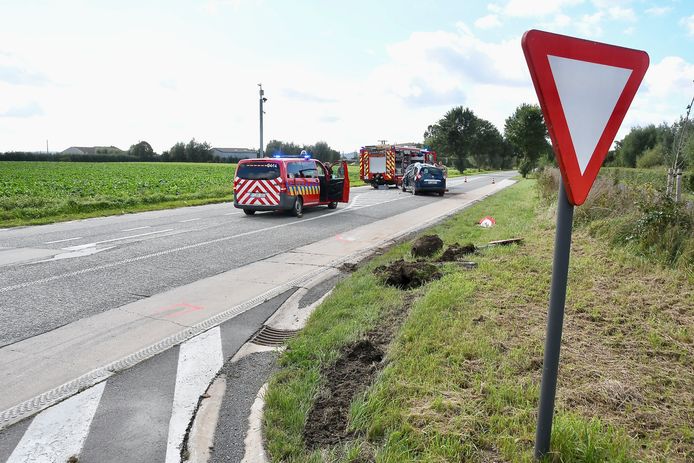 Frans koppel zwaargewond na botsing op berucht kruispunt | Poperinge | hln.be