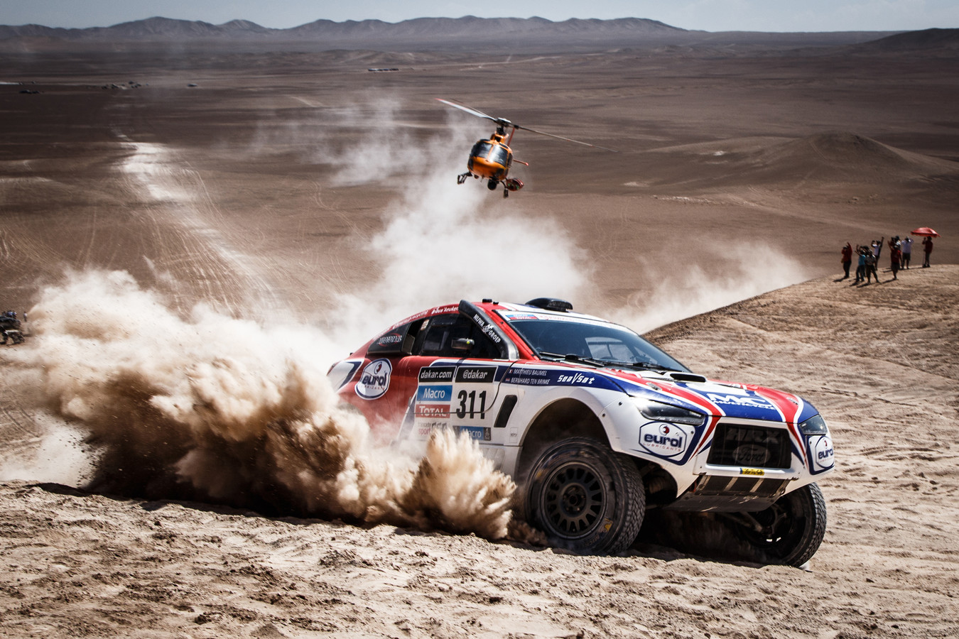 Racen door de woestijn met een kanon op wielen vol waterstof | Foto | AD.nl