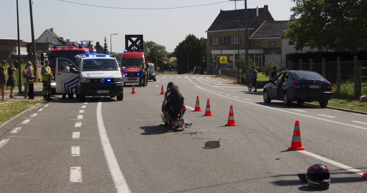 Motorrijder zwaargewond na spectaculair ongeval | Ninove | hln.be