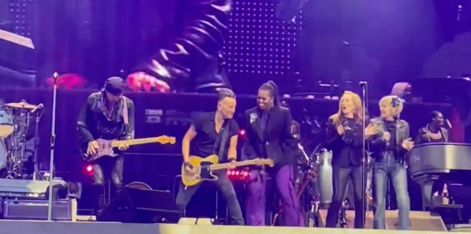 KIJK. Michelle Obama zingt als achtergrondzangeres bij Bruce ...