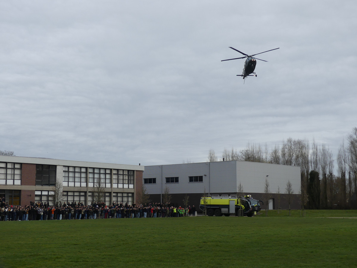 Leger geeft leerlingen van VTI Deinze een helikopterlift naar school: “Ik wil zelf ook bij de ...