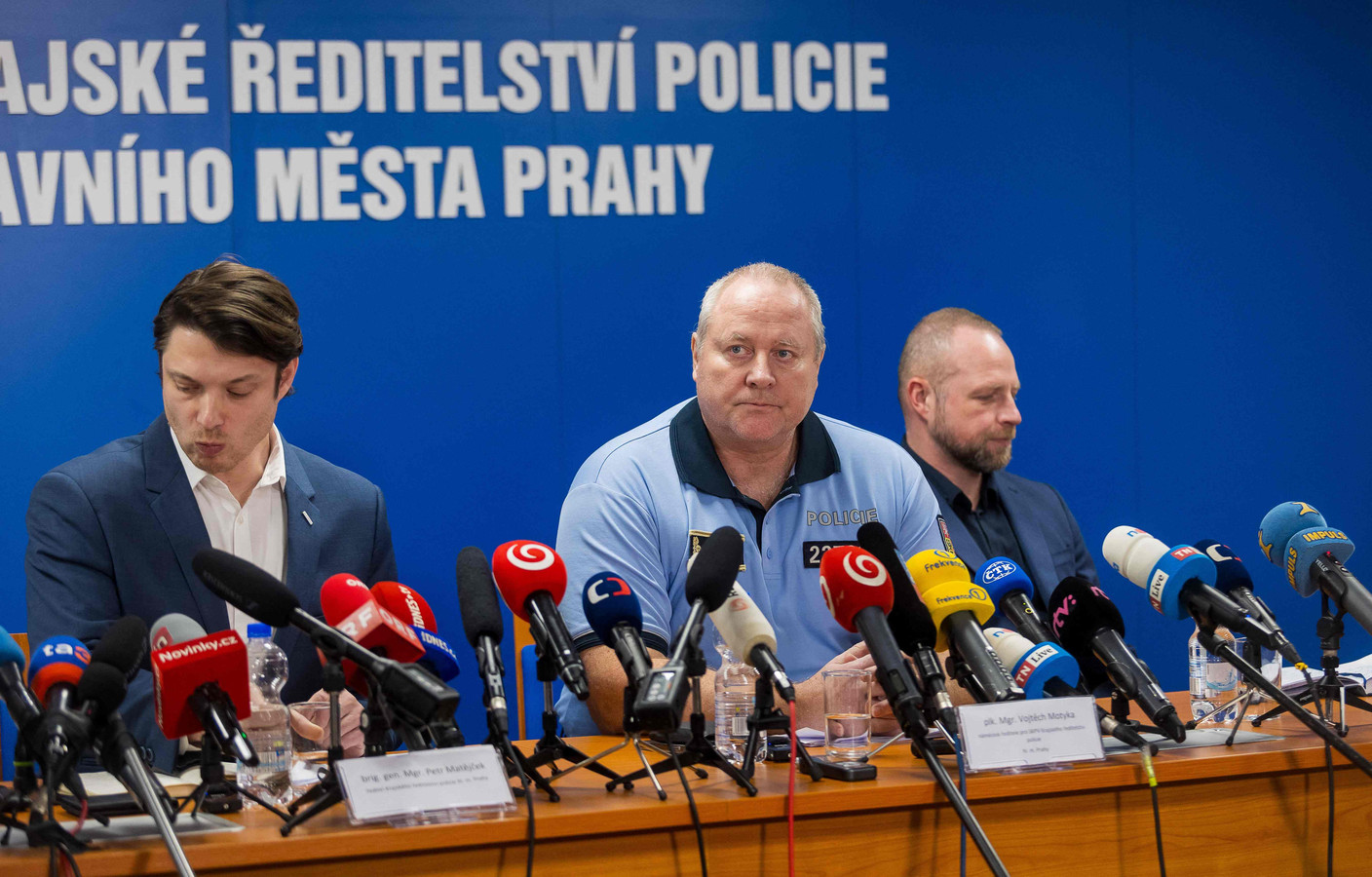 Politie toont bodycambeelden en tijdslijn van schietpartij Praag om ...