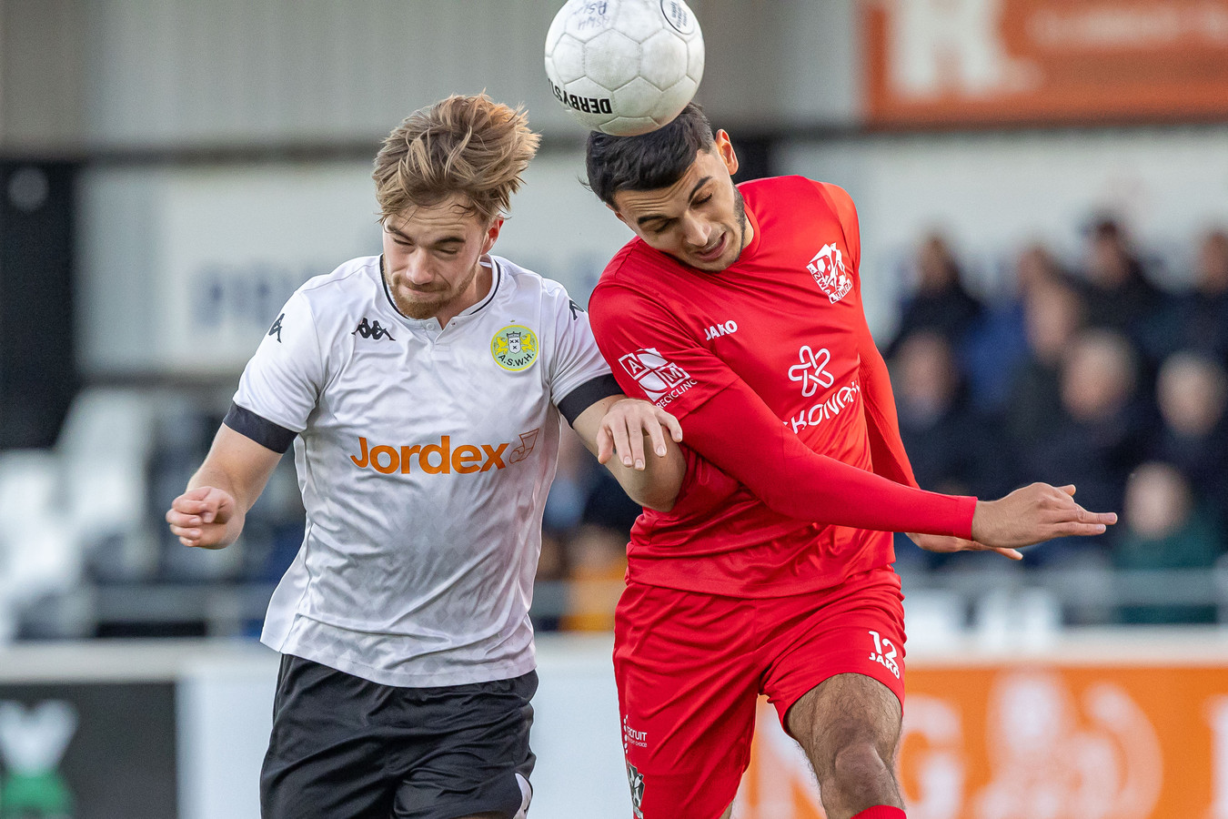 Vuren verspeelt 6-0 (!) voorsprong tegen tien man, 52-jarige keeper bij ...