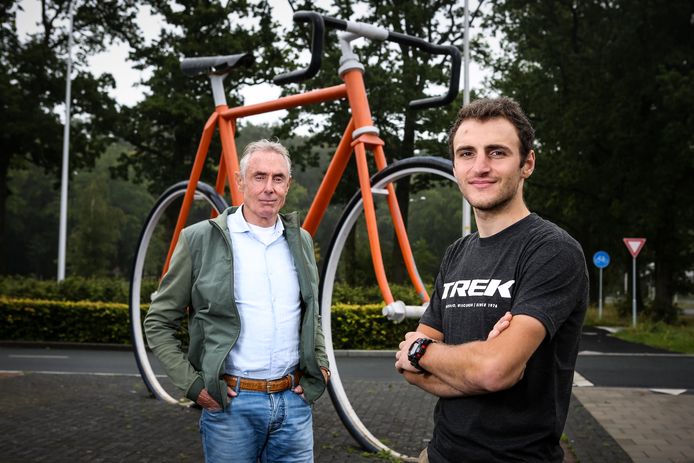 Holtenaar Theo de Rooij neemt Syrische wielrenner op sleeptouw: Mohamed ...