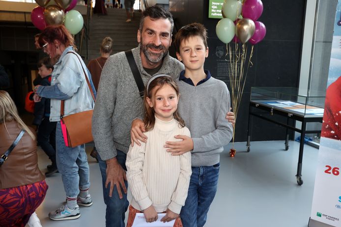 IN BEELD. Kürt Rogiers verbaast jong en oud als mysterieuze klerenmaker ...