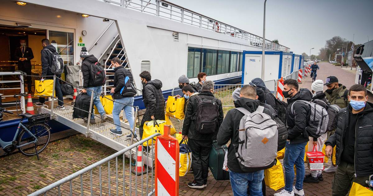 Dit is hoe de boot voor asielzoekers in Meppel er vanbinnen uitziet ...