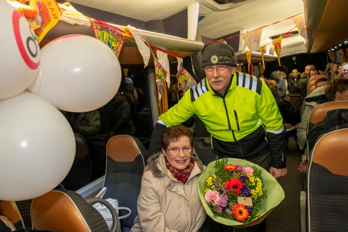 Al 50 jaar ‘getrouwd’ met Fokker Elmo, maar Dimphy (65) werkt gewoon ...