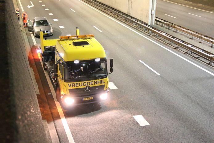 Automobilist valt in slaap achter stuur op A12 in Den Haag | Den Haag | AD.nl