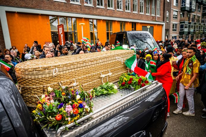 Honderden vlaggetjes en skibrillen bij afscheid Def Rhymz: 'Deze man ...