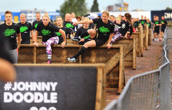 Tien kilometers knallen over containers tijdens Harbour Run | Rotterdam ...