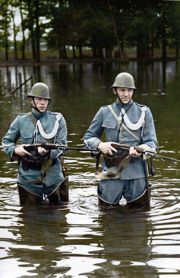 Kleurtovenaar uit Wilp bezig met monsterklus aan oude oorlogsfoto’s: ‘Een tijdmachine? Daar ...