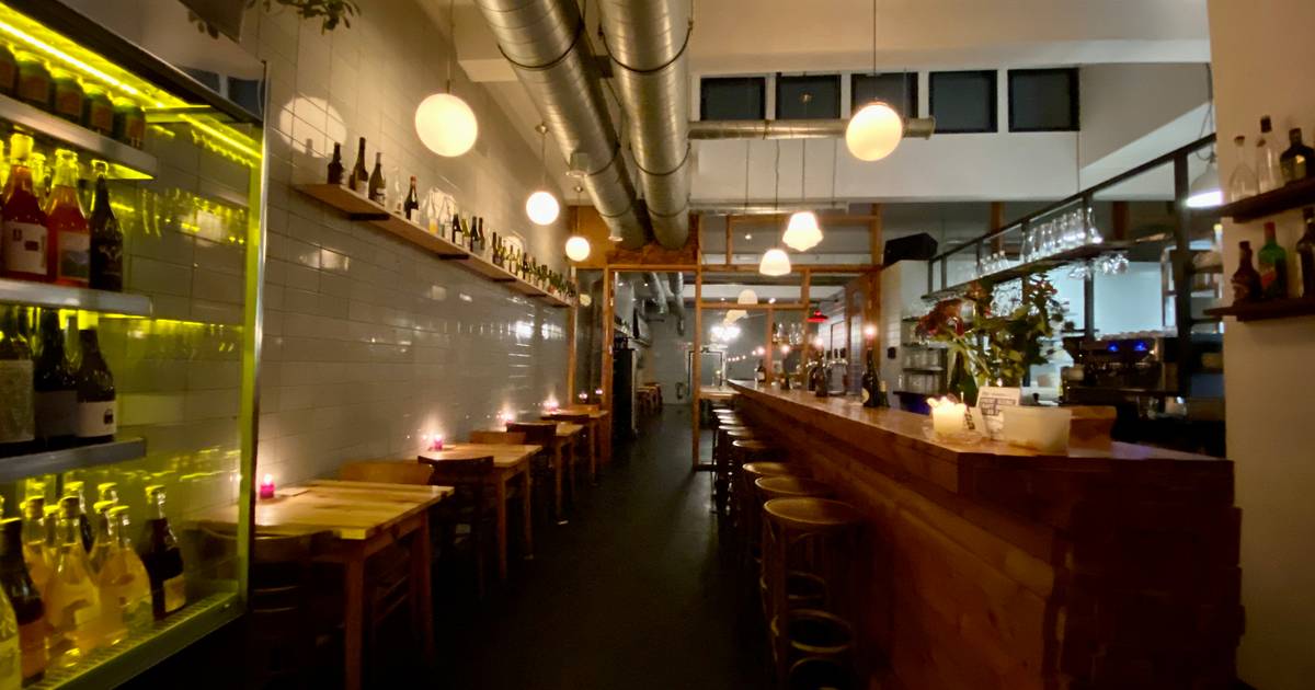 RESTOTIP: Raaf, hippe tent in een gebouw met geschiedenis | Eten en ...