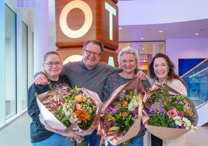 Reddende engelen van vrouw in brandende brommobiel op stadhuis ...