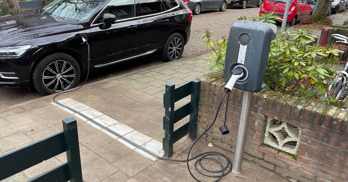 Kabelgoottegel voorkomt rondslingerende kabels bij opladen elektrische ...
