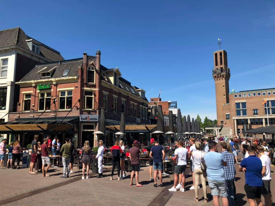 Twentse terrassen stromen vol na heropening horeca: rijen in Hengelo en ...
