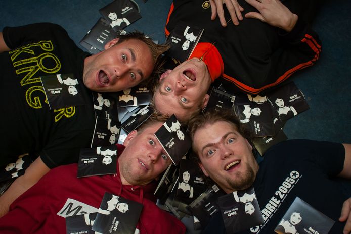 Na tien jaar laat Kamper band Nou En weer van zich horen: ‘Opstaan en ...