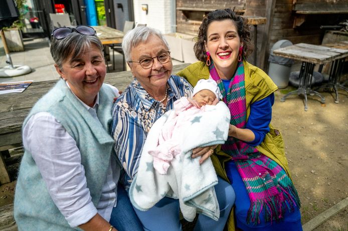 Pippa Bruggeman maakt viergeslacht compleet: “Moeke is heel fier dat ze dit nog mag meemaken ...