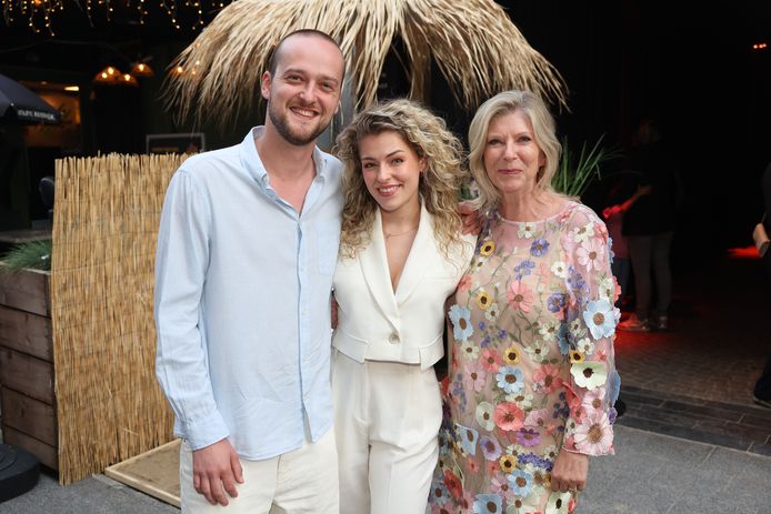 IN BEELD. Julia van K3 al meteen met ‘schoonmoeder’ op rode loper ...