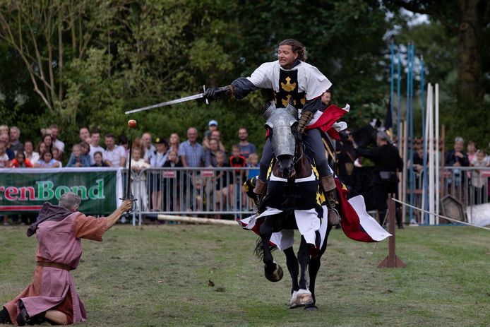 Ridders te paard sloven zich uit tijdens ridderspektakel in ...