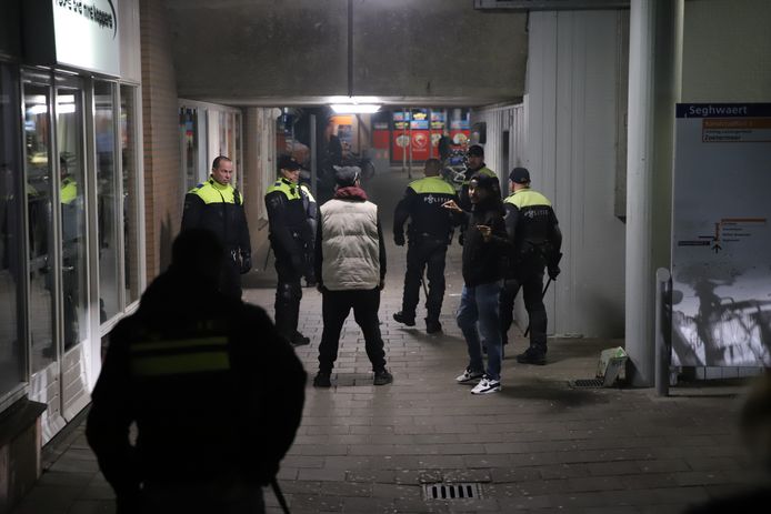 Dertig jongeren rellen rond winkelcentrum Seghwaert, buurt leeft in ...
