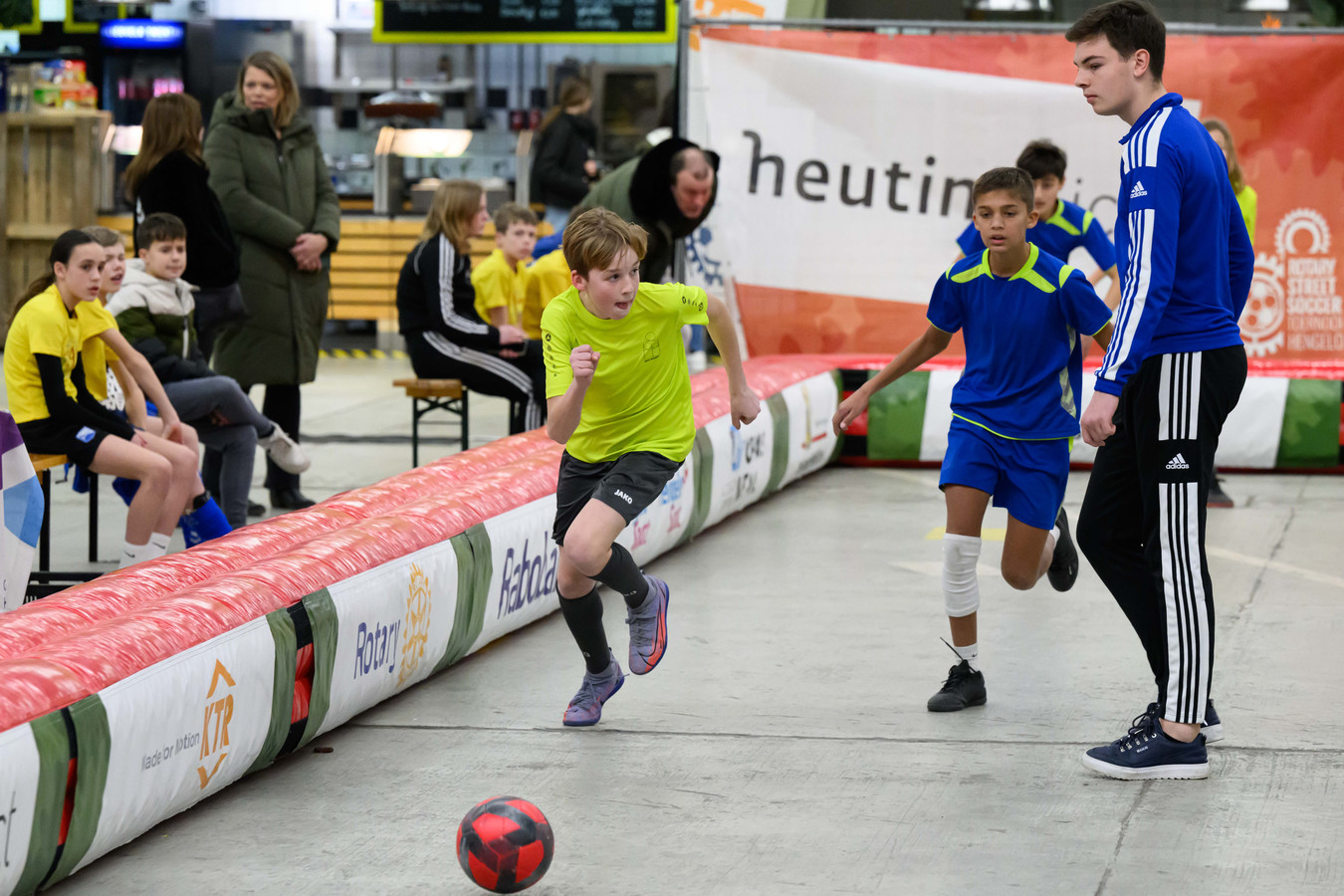 Er zit geen rem op het Streetsoccer Toernooi voor scholieren uit ...