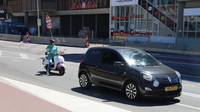 Utrechtse hulpdiensten zien snorfiets op rijbaan niet zitten | Utrecht ...