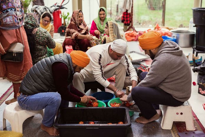 REPORTAGE. Op bezoek bij de Truiense sikhs: “Eén keer per jaar mogen we met onze zwaarden op ...