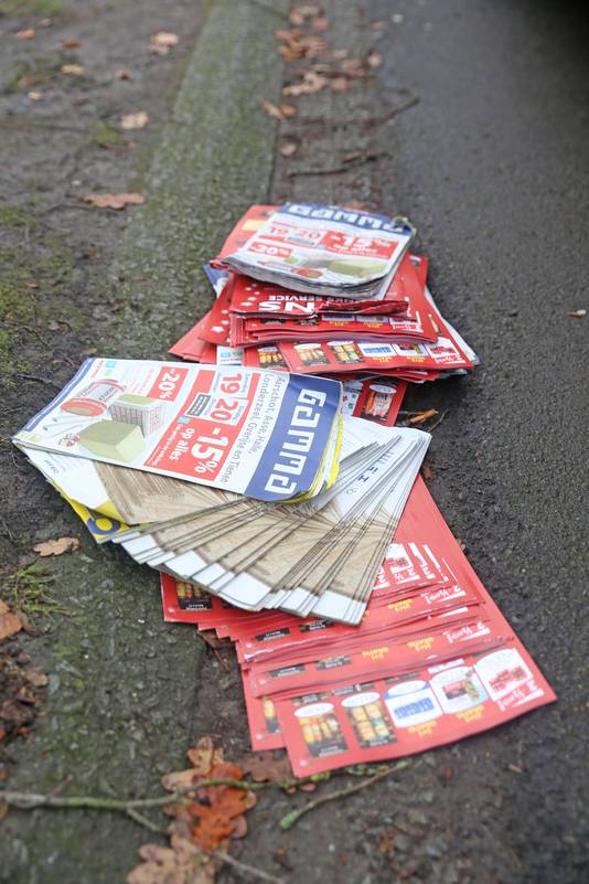 Postbode dumpt 500 reclamefolders | Ternat | hln.be