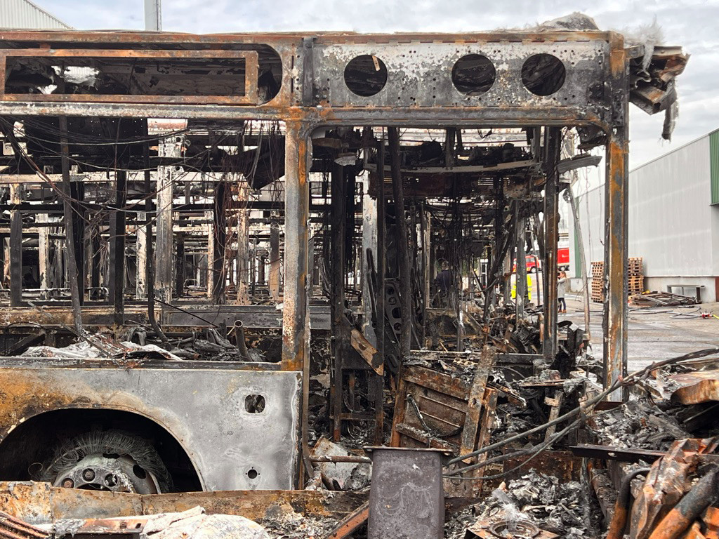 Ravage na brand bij Multiobus is nauwelijks te overzien: “24 bussen ...