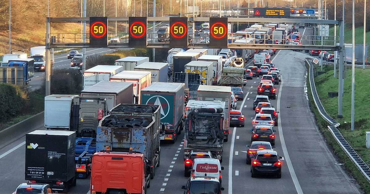 Anderhalf uur file op Antwerpse Ring richting Nederland vanaf de ... Anderhalf uur file op Antwerpse Ring richting Nederland vanaf de ...