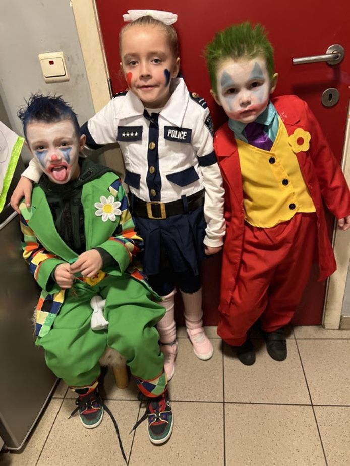 Luca, Bo en Noah verkleden zich voor carnaval als clown, politieagent ...