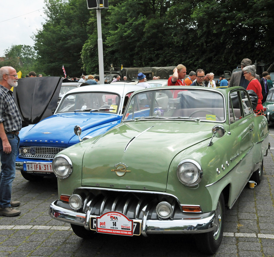 Oldtimer Festival Axel is na jaren terug bij start; op het Hofplein kun je je aan zo'n 200 ...