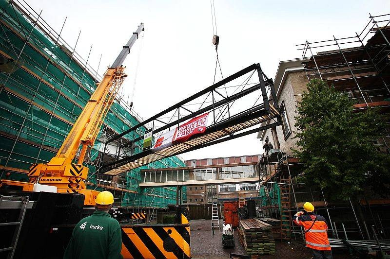 Loopbrug tussen twee De Gruyter-gebouwen | Foto | bd.nl