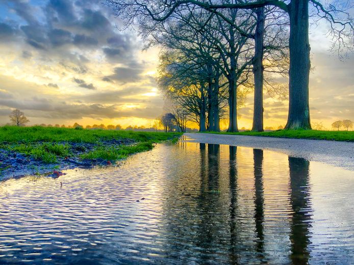 WEERBERICHT. Wisselvallig met buien en occasioneel donderslag ...