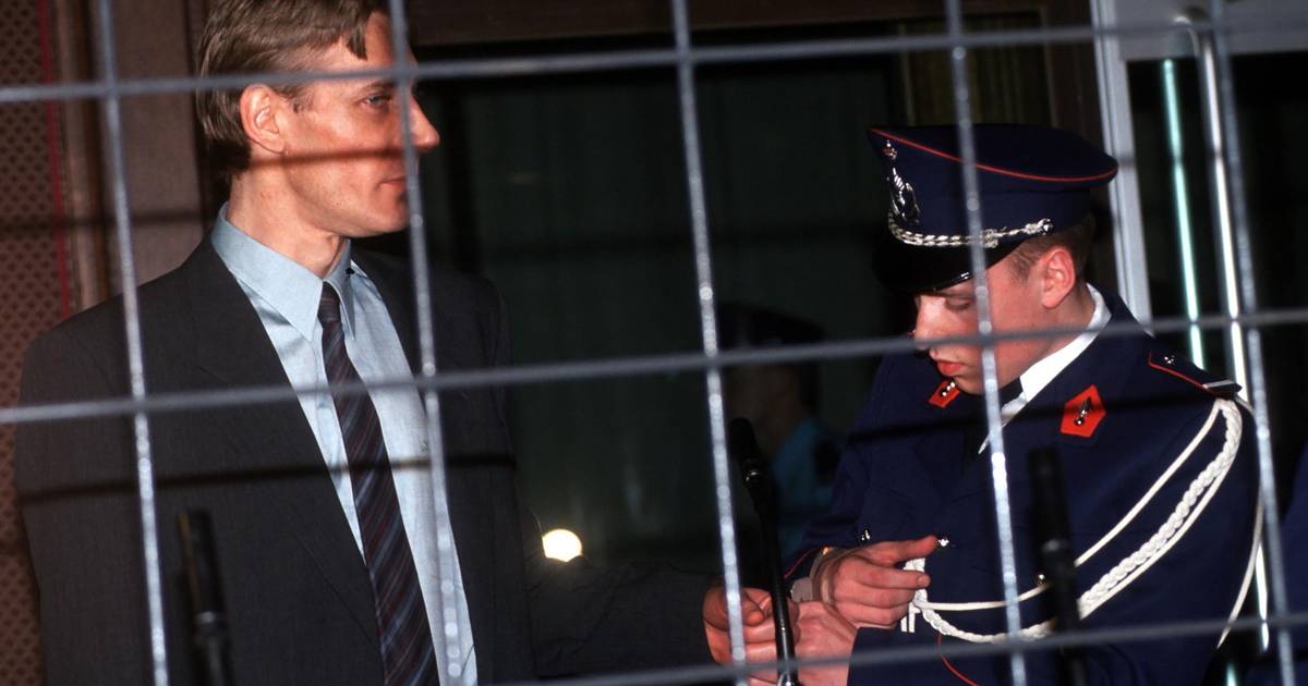 Stalen kooi Patrick Haemers te koop op veilingsite | Bizar | hln.be