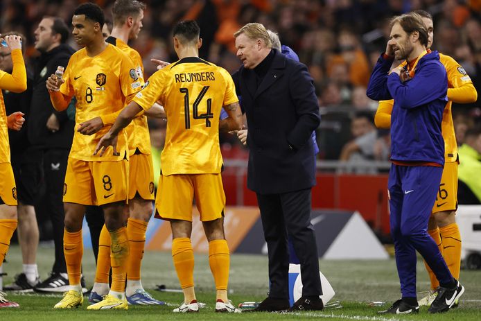 Koeman ergert zich aan ‘irritante’ camera dicht bij zijn gezicht ...