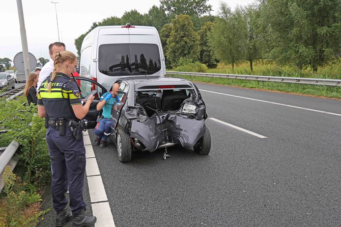Flinke aanrijding tussen drie voertuigen op A59 in Waalwijk | 112 nieuws Waalwijk | bd.nl