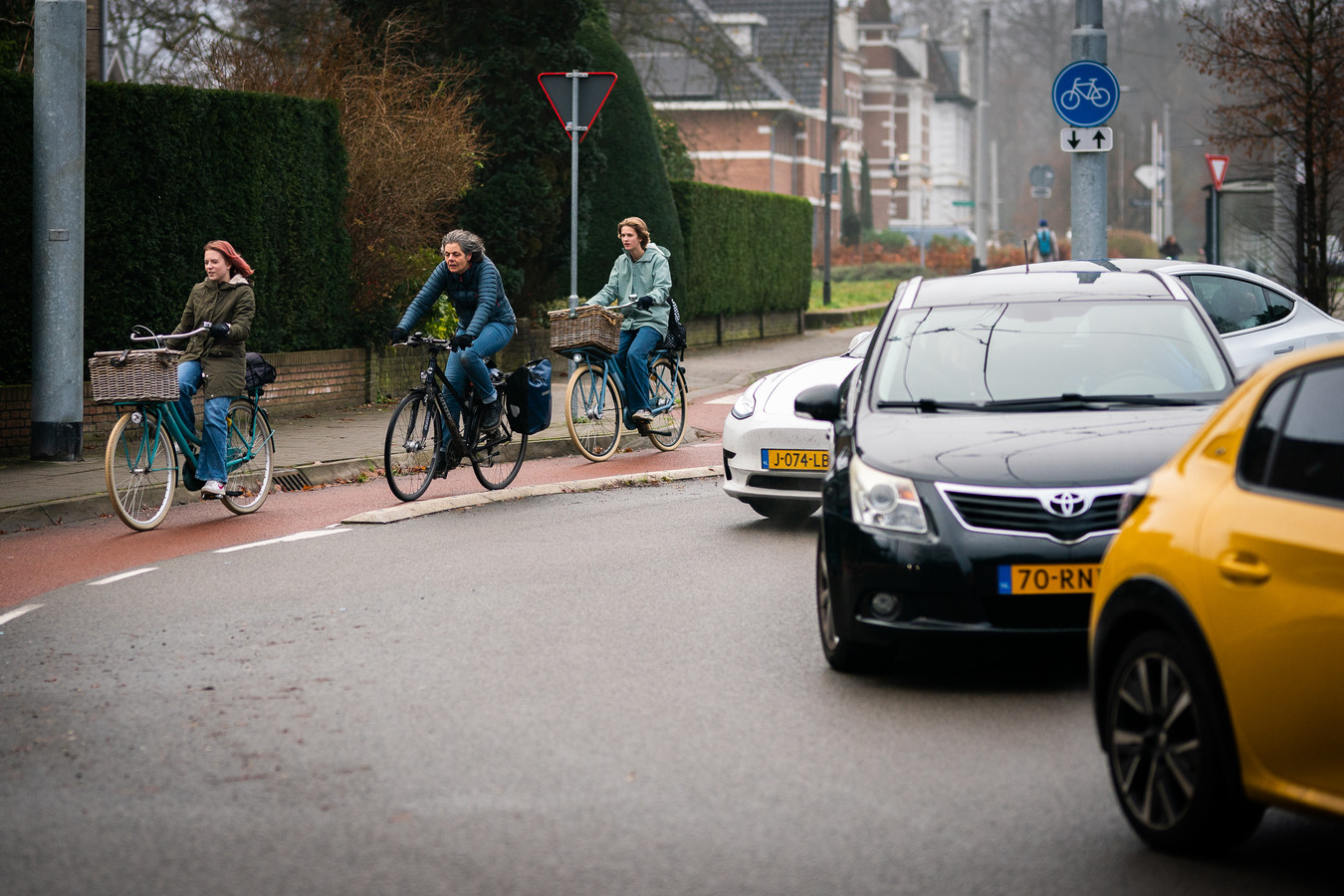 Op deze rotonde wordt om de haverklap iemand van de sokken gereden: 'Je ...