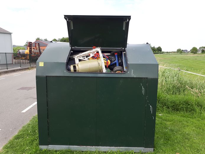 Container voor restafval in Biervliet wordt volgepropt met grof vuil ...