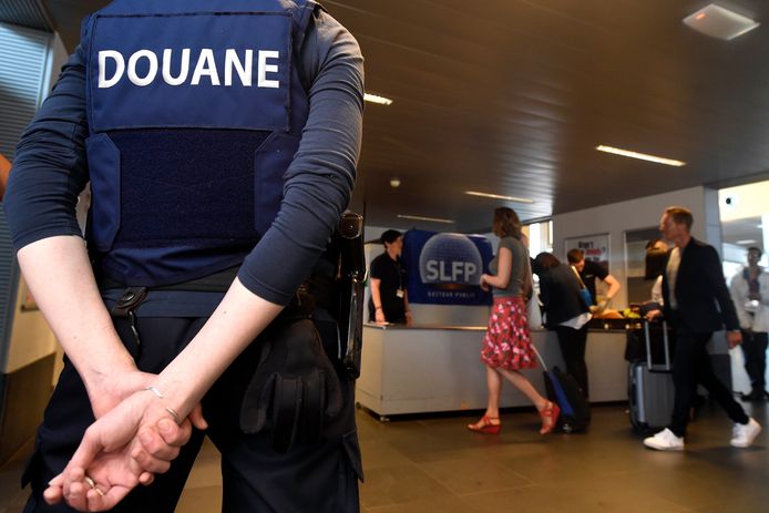Douane treedt streng op tijdens zomervakantie | Binnenland | hln.be