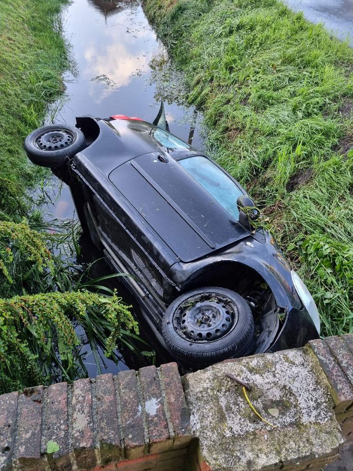 Auto belandt in sloot in Heerhugowaard: bestuurder loopt nat pak op en ...