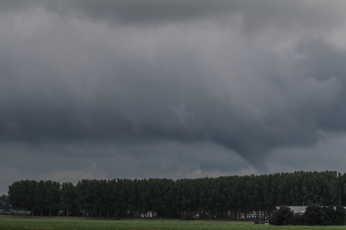 Stormschade in Numansdorp door windhoos | Foto | AD.nl
