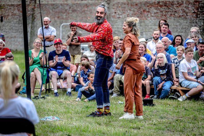 Uitwijken viert 15de verjaardag en trekt als vanouds naar Brugse buurten | Brugge | hln.be